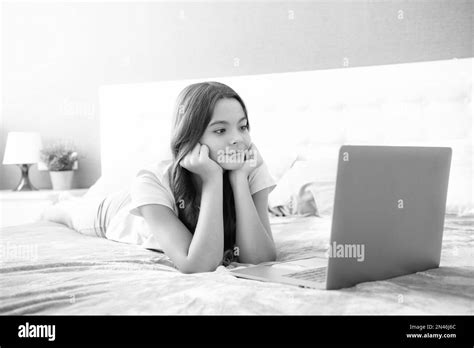 Preteen Girl Lying On Bed Schwarzweiß Stockfotos Und Bilder Alamy