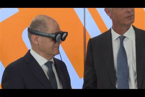 Scholz alla Fiera di Hannover con i visori per la realtà virutale