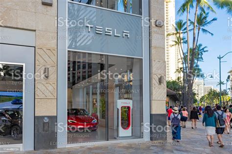 테슬라 모터 쇼 룸 전경에서 Tesla 모델 S와 함께 Tesla Motors에 대한 스톡 사진 및 기타 이미지 Tesla