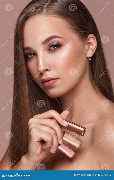 手上化妆的裸体美女 美貌 库存照片 图片 包括有 新鲜 重要资料 眼睛 自然 裸体 睫毛