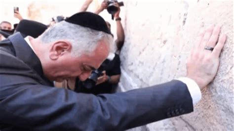 مشهدية لافتة في إسرائيلنجل شاه إيران رضا بهلوي أمام حائط المبكى