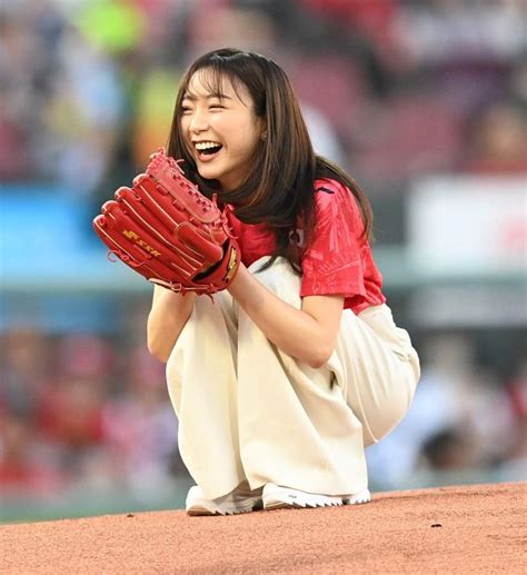 フジ佐久間みなみアナ 投球直後に「あ～」としゃがみ込む カープ戦で始球式もノーバンならず苦笑い芸能デイリースポーツ Online