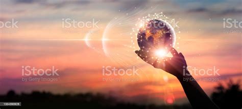 글로벌 네트워크 및 데이터 교환 기술과의 글로벌 디지털 연결 인터넷 비즈니스 및 소셜 미디어 네트워킹을 위한 통신 및 통신을 보유한 사업가 글로벌 비즈니스에 대한 스톡 사진