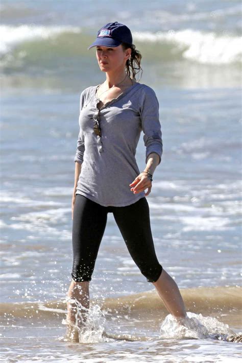 Renee Zellweger On Vacation In Hawaii January 2015