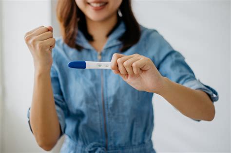 긍정적 인 결과를 보여주는 임신 검사를 들고 미소 아시아 여성 임신 테스트에 대한 스톡 사진 및 기타 이미지 임신 테스트