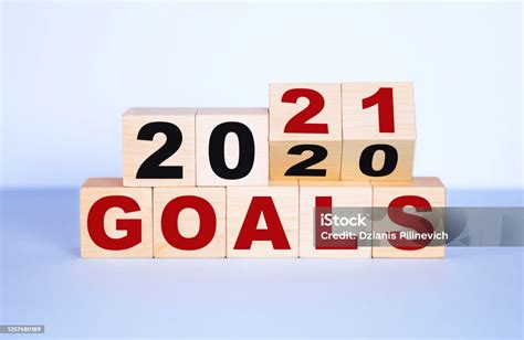 나무 블록에 20202021 목표 단어 비즈니스 목표를 달성하고 새로운 높이에 도달하고 실행하는 개념 0명에 대한 스톡 사진 및