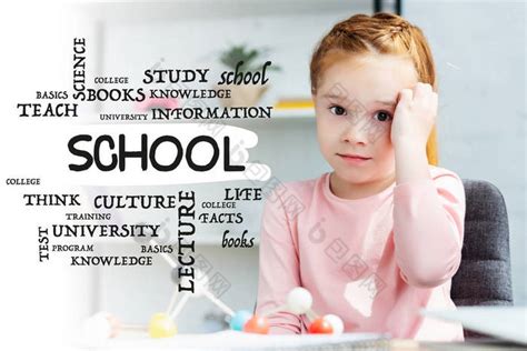 漂亮的红头发的女学生看着相机而研究与分子图片 包图网企业站