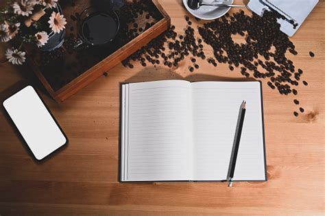 나무 테이블에 빈 노트북 휴대 전화 커피 컵과 구운 커피 콩 0명에 대한 스톡 사진 및 기타 이미지 0명 Brand Name Smart Phone 갈색 Istock