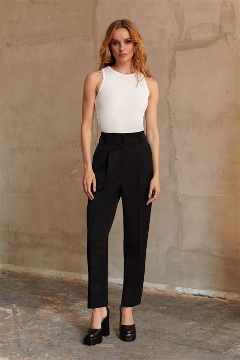 Купити Брюки зі складками з костюмної тканини чорні брюки колір чорний матеріал костюмна