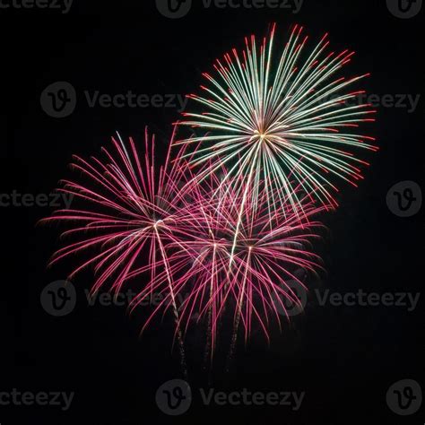 Feux Dartifice Dans Le Fond De Ciel Sombre 22116738 Photo De Stock Chez