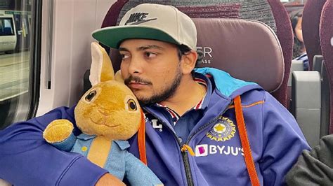टीम में नहीं चुने जाने के बाद साईं के दरबार में शॉ कहा सब देख रहे हो
