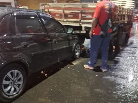 Carro Bate Na Traseira De Caminhão Em Volta Redonda Cidades Foco