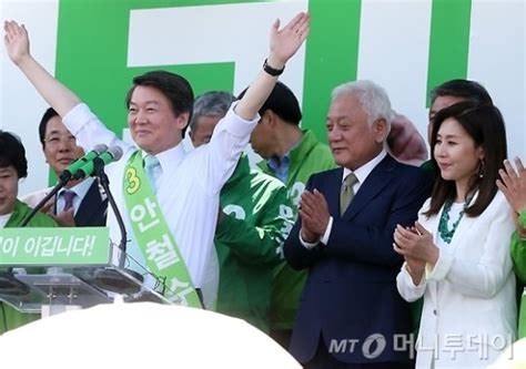 손 잡은 안철수와 김한길 Mlbpark