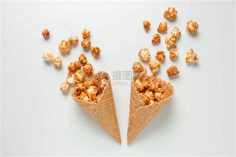 白色背景上带有美味爆米花的华夫饼锥高清图片下载 正版图片505652777 摄图网
