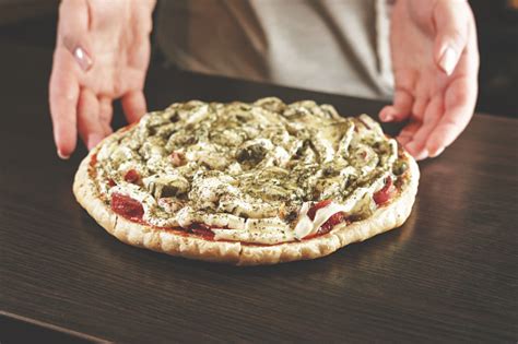 피자 준비 테이블 어두운 테이블 두꺼운 피자 많은 재료 집에서 만드는 음식에 요리사는 그의 손 근접 촬영 아름 다운 여자 손에서 피자 고기에 대한 스톡 사진 및 기타 이미지