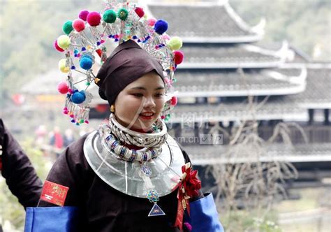 广西三江特色婚俗闹新春 人民图片网