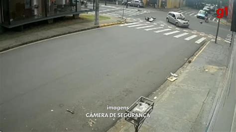 Homem é arremessado de moto após desrespeitar parada obrigatória e