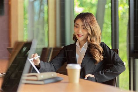 Foto Asistente Femenina Leyendo Un Libro Electrónico En Una Tableta
