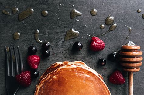 딸기 꿀 검은 색과 회색 콘크리트 테이블에 숟가락을 곁들인 육즙이 많은 팬케이크 0명에 대한 스톡 사진 및 기타 이미지 0명 건강한 식생활 검은색 Istock