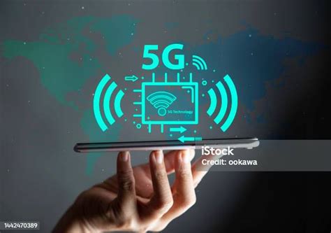 5g 기술 네트워크 전 세계 무선 장치를 연결하는 인터넷 5g 기술은 스마트폰을 손에 들고 아이콘이 서로 연결된 디지털 세계의