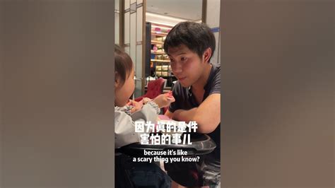 喝了一点酒的爸爸，又把他第一次和她见面的故事细细讲来。“他说你任何为人称道的美丽不及他第一次遇见你”，总觉得这句歌词好像是在讲一个爸爸第一次