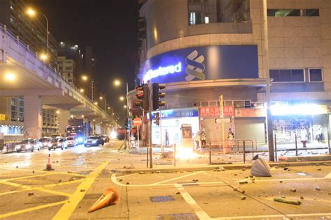 【大三罷】防暴警凌晨太子道西清場 水炮車橋上向馬路射水驅散 星島日報