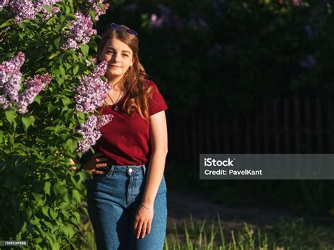 라일락 개화의 배경에 화려한 선글라스에 매력적인 여자의 클로즈업 초상화 다중 색상에 대한 스톡 사진 및 기타 이미지 다중 색상 모던 양식 백인종 Istock