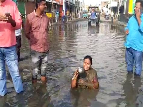 कॉंग्रेसच्या महिला आमदाराचे अनोखे आंदोलन रस्त्यावर साठलेल्या पाण्यात