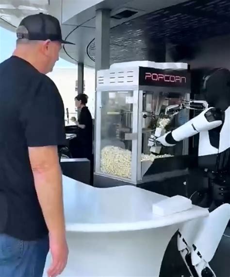 ایلان ماسک با انتشار کار ربات اپتیموس نوشت تا چند سال آینده این عادی