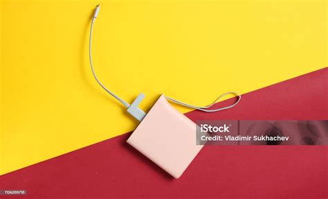 노란색 빨간색 종이 배경 평면도에 Usb 케이블 전원 은행 0명에 대한 스톡 사진 및 기타 이미지 0명 개념 개념과 주제