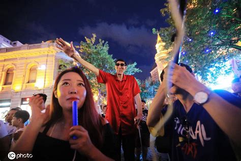世界第一高人是谁世界第一巨人现身街头，身高236米比姚明还高，众人仰视围观 人物集