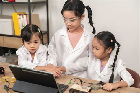 Premium Photo Asian Littlle Girl Constructing And Coding Robot At Premium Photo Asian Littlle Girl Constructing And Coding Robot At