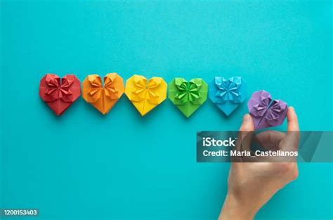 파란색 배경에 게이 플래그 하트를 배치 하는 여자의 손 Lgtb 개념 발렌타인 데이 공간을 복사합니다 동성애자에 대한 스톡 사진 및 기타 이미지 Istock