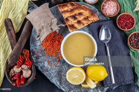 화이트 플레이트와 터키 크림 수프 렌 틸 콩의 노란 수프 흰 그릇 접시에 레몬과 나무 소박한 배경 평면도에 빵의 조각을 누워 수프에 대한 스톡 사진 및 기타 이미지 Istock