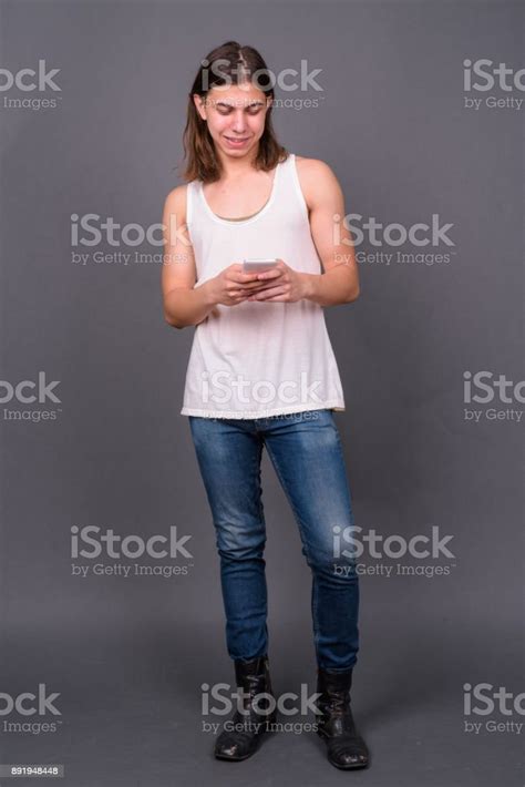 회색 배경 긴 헤어스타일으로 젊은 남녀 양성 남자의 전체 길이 총 긴 머리에 대한 스톡 사진 및 기타 이미지 긴 머리 문자 메시지 십대 Istock