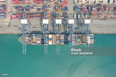 수출 및 수입 사업 및 물류컨테이너선 크레인으로 항구에화물을 운송 물 수송 국제 공중 보기 및 상단 보기 0명에 대한 스톡 사진 및 기타 이미지 Istock