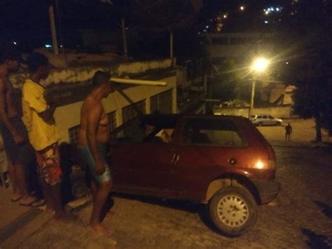 Homem é assassinado a tiros dentro de carro em Cachoeiro A Gazeta