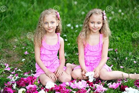 Verticale De Deux Petites Filles Photo Stock Image Du Soeurs Nature