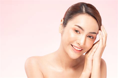 뷰티 아시아 여성 초상화 얼굴 과 피부 케어 건강 한 머리와 피부 닫기 얼굴 뷰티 초상화 뷰티 컨셉 건강관리와 의술에 대한 스톡