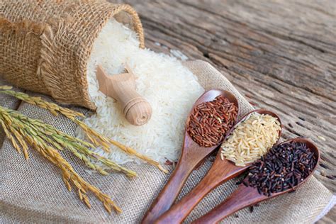 빈티지 나무 배경에 나무 숟가락에 태국어 재 스민 쌀 재 스민 쌀 붉은 쌀과 검은 쌀 유기농 및 건강 한 음식 보기를 상위 하 고 공간을 복사 합니다 가득 찬에 대한 스톡