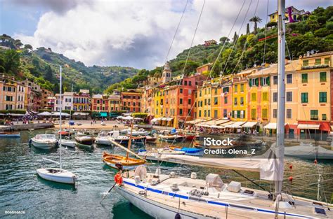 ポルトフィーノイタリアリグーリア州のカラフルな家の美しい湾 イタリアのストックフォトや画像を多数ご用意 イタリア イタリア文化