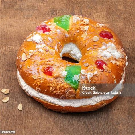 주현절 케이크 Roscon De Reyes는 나무 테이블에 있습니다 견과류와 말린 과일로 Desset 클로즈업 0명에 대한 스톡 사진 및 기타 이미지 Istock
