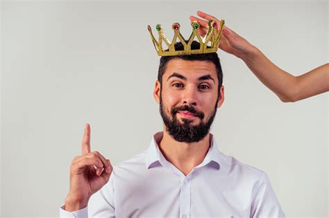 하얀 배경 스튜디오 촬영에 머리에 황금 왕관을 씌운 웃는 수염을 가진 사업가의 초상화 1위에 대한 스톡 사진 및 기타 이미지
