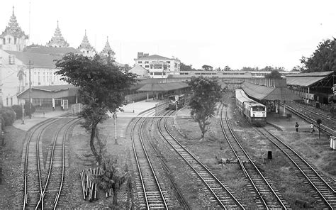 ရန်ကုန်ဘူတာကြီး၌ မိမိသွားရောက်မည့်မြို့များ၏ ကျန်းမာရေးဆိုင်ရာ သတ်မှတ်ချက်ကို ခရီးသည်များသိရ