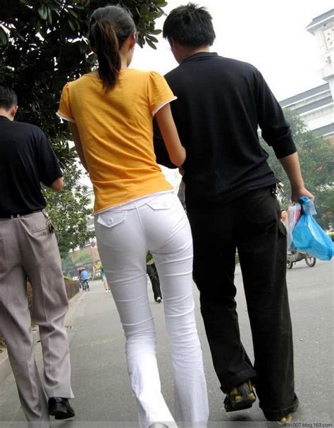 街拍紧身白裤美女紧致身材突显简直太美丽了