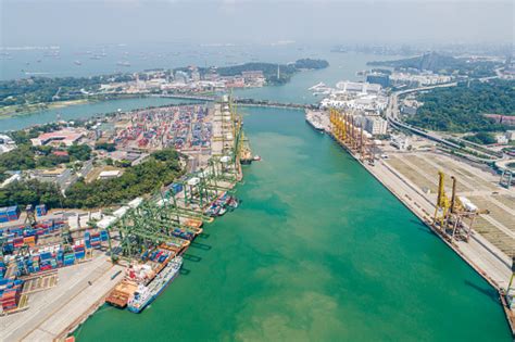 集裝箱貨運船與工作在新加坡的造船廠起重機橋架 照片檔及更多 亞洲 照片 亞洲 交通方式 全球性 Istock