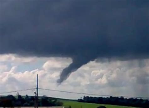 TIMOR AGORA Ventos fortes provocados por minitornado derrubam arvores e postes elétricos em Díli