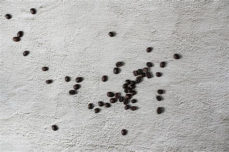 구운 콩 근처의 컵에 맛있는 커피의 최고 전망은 흰색 배경에 확산 텍스트의 카피스페이스가 있는 뷰를 맨 위로 볼 수 있습니다