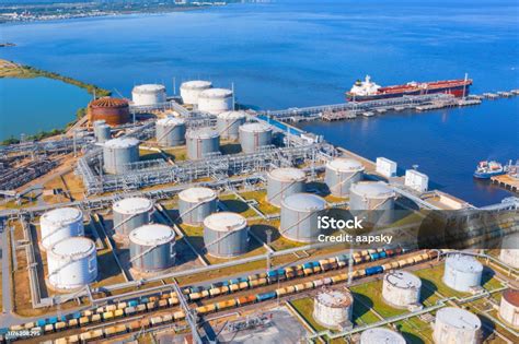 貨物港の石油精製所工業地帯の大型燃料貯蔵タンクと荷下ろし時の船舶タンカーの航空写真 貯蔵タンクのストックフォトや画像を多数ご用意 貯蔵