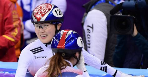 포토 최민정 금메달 함께 기뻐하는 김아랑